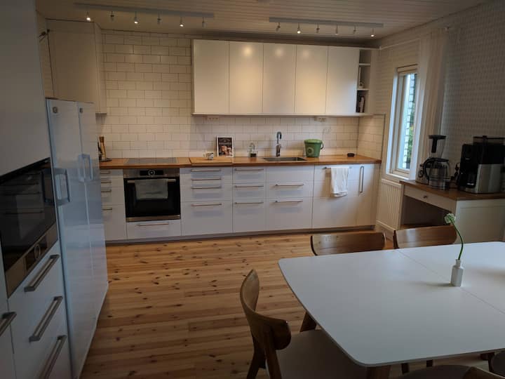 Ett Hus I En Idylisk & Lugn Kungslena By - Tidaholm