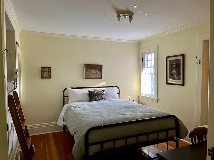 The Big Chestnut: 3-room Suite With Kitchenette - Winnipeg