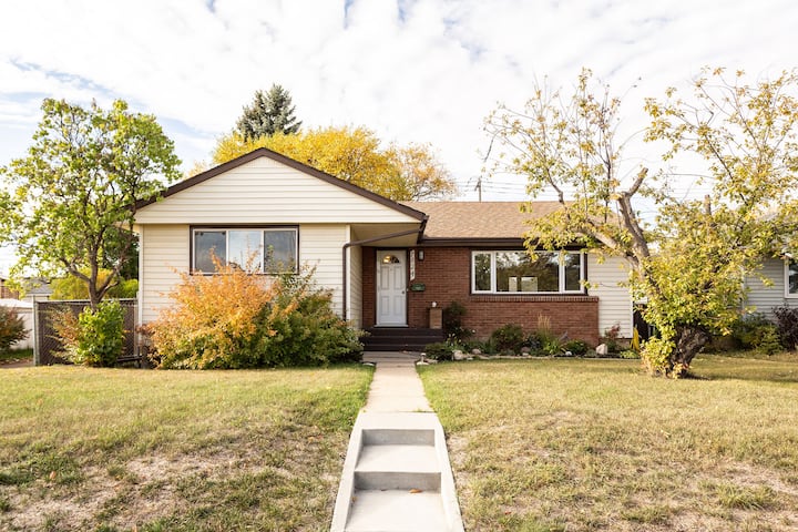 Beautiful Renovated 1200 Sq Ft Main Floor - Edmonton