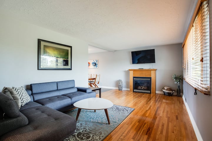 Beautiful Renovated 1200 Sq Ft Main Floor - Edmonton