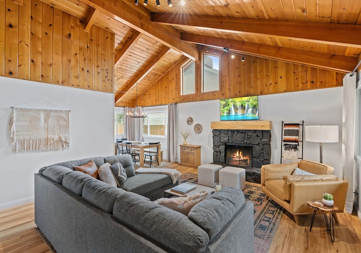 All Newly Renovated 3 Bedroom Cabin With Hot Tub - Big Bear Lake, CA