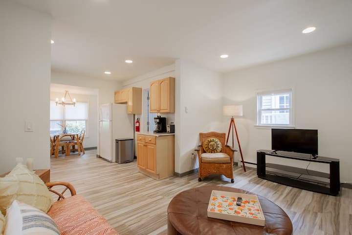 Cheerful 2-bedroom Shore Cottage With Free Parking - Red Bank, NJ
