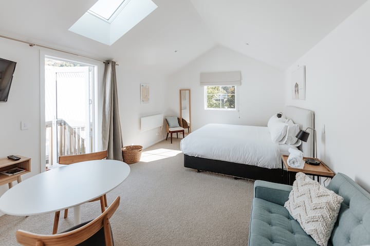 Spacious Studio With King Bed, Sofa, Tv & Ensuite - Arrowtown