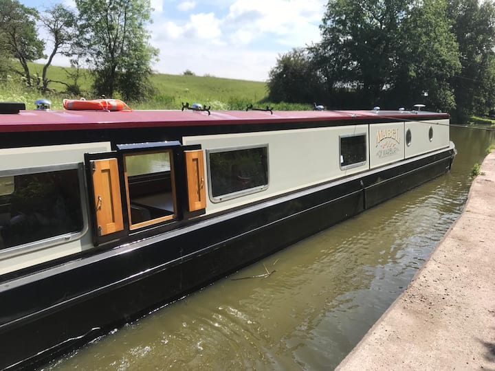 Beautiful 6-bed Narrowboat With Log Burner - Northwich
