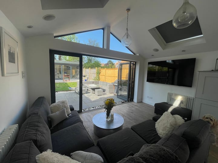 Centrally Located, Spacious 2 Bedroom Townhouse - 슬라우