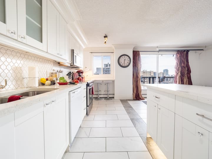 Outstanding 1 Bed. - Oliver With U/g Parking -