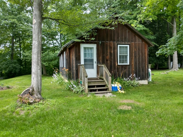 Cozy Country Cottage - Button Bay State Park, Vergennes