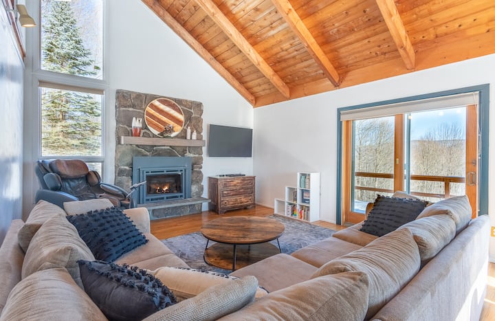 Family Retreat With Hot Tub, Massage Chair, & More - Roxbury, NY