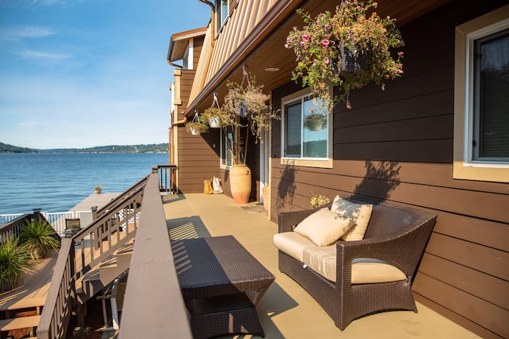 Relaxing 3-bedroom Lakefront Home W/open Deck (#1) - 렌턴