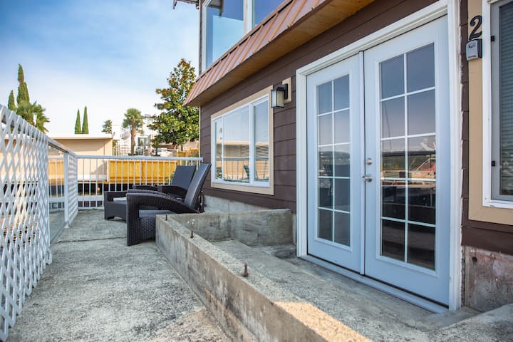 Adorable 1-bedroom Lakefront Getaway (#2) - Renton, WA