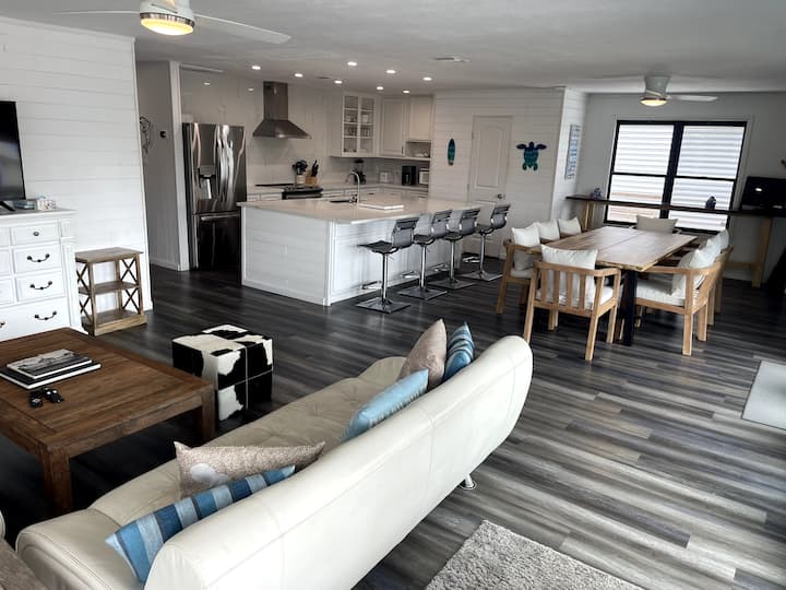 Canal Home Golf Cart / 10-12 Person/ Hot Tub - Galveston, TX