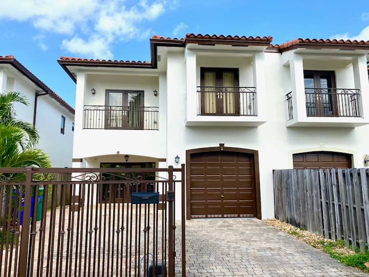 Large 2 Story Townhouse W/private Pool And Gated - Coral Gables, FL