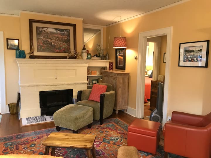 Cheerful 3 Bdrm W/ Kitchen & Lr In West Seattle - Seattle, WA