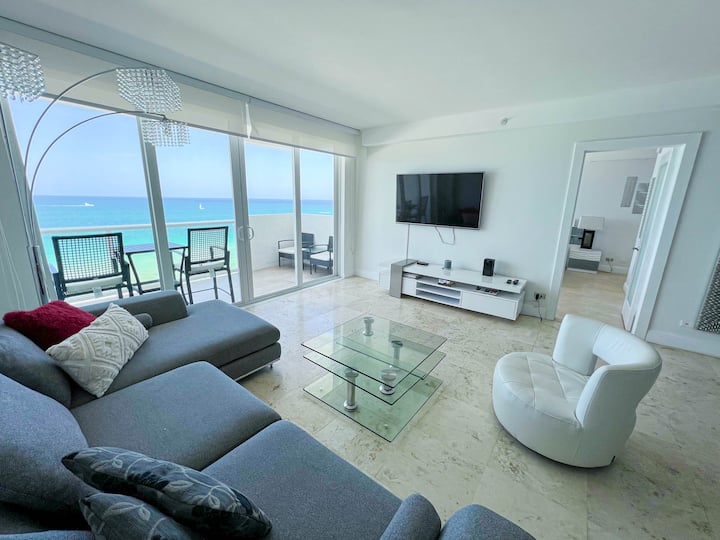 2br Oceanfront Beach Apt | Sleeps 5 | Valet & Sand - Miami Beach