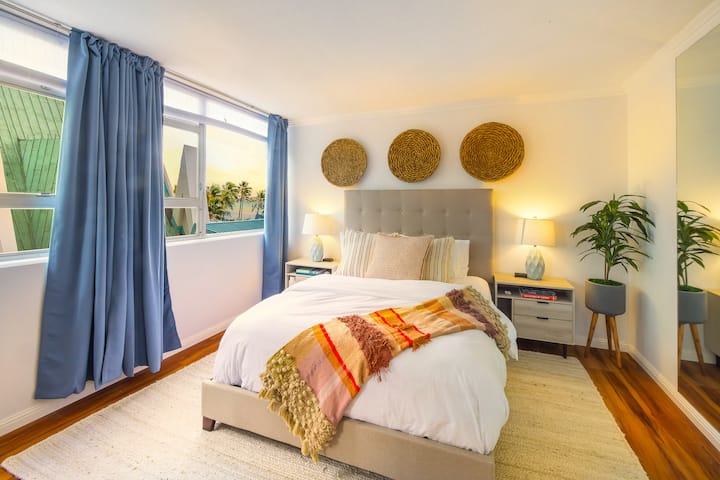 Dreamy Waikiki Condo, Steps To Beach, Free Parking - Honolulu, HI