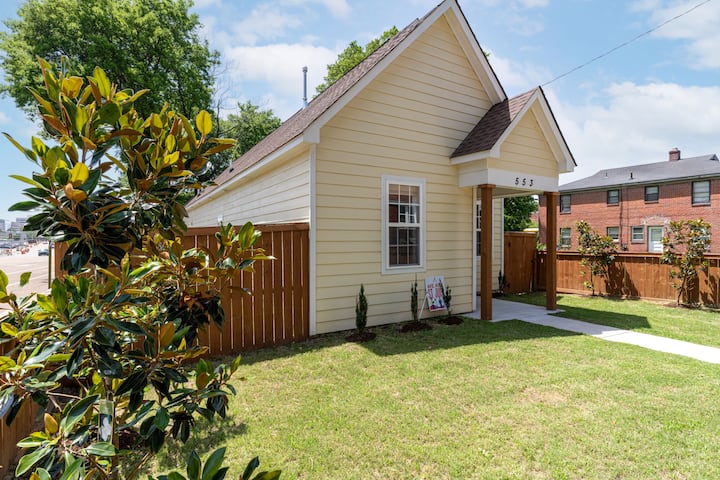 4 Bdrms. (2 Kngs 2 Qns) 1 Office & 2-car Garage. - Memphis, TN