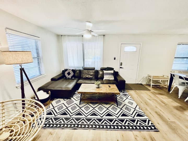 10 Beds, 2 Homes, Hot - Tub Near Downtown! - Austin