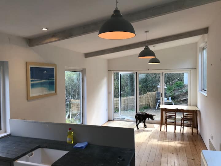 One Bed Modern Stream Side Cabin In  Ancient Wood - Port Isaac