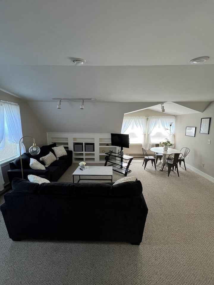 Lovely 2 Bedroom Apt - Great Saratoga Location! - Saratoga Springs, NY