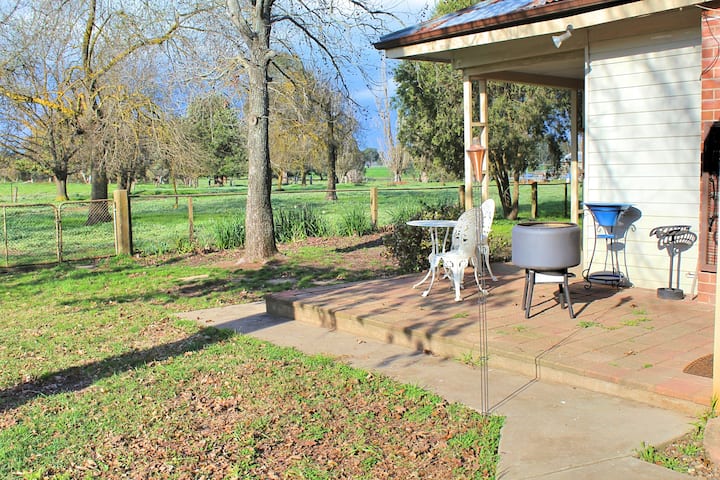 A Country Cottage Pet Friendly Stay - Wangaratta