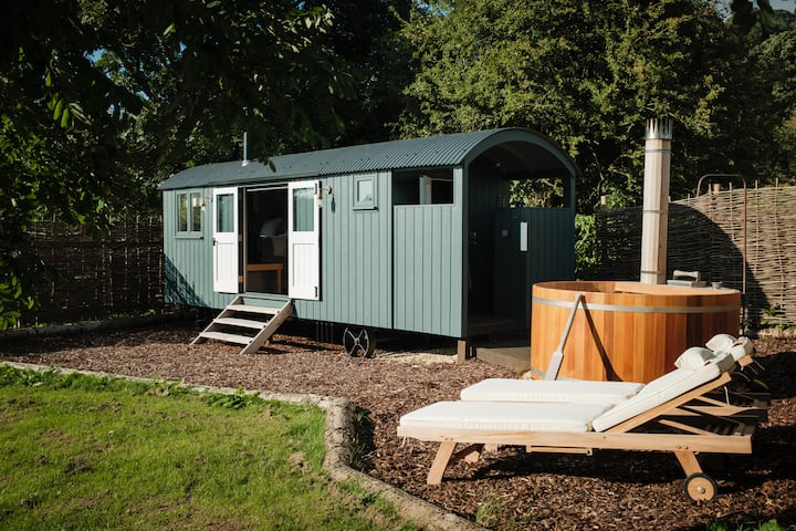 Delightful One Bedroom Shepherd’s Hut With Hot Tub - Cotswolds
