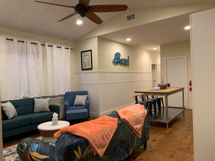 Spacious 4 Br Steps To Boardwalk & Dog-friendly! - Atlantic City, NJ