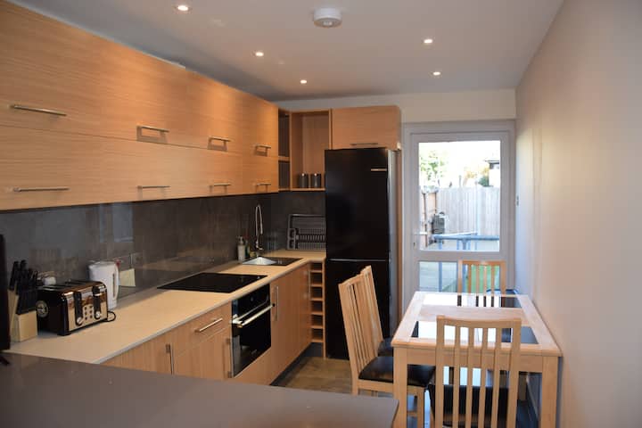 4/5 Bedroom House, 8 Bed, 2 Bathroom, 2living Room - Londres