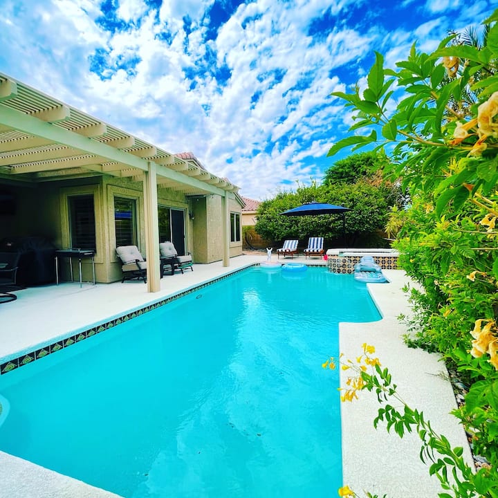 Large Salt Water Pool, Spa, Firepit, Fruit Trees - La Quinta, CA