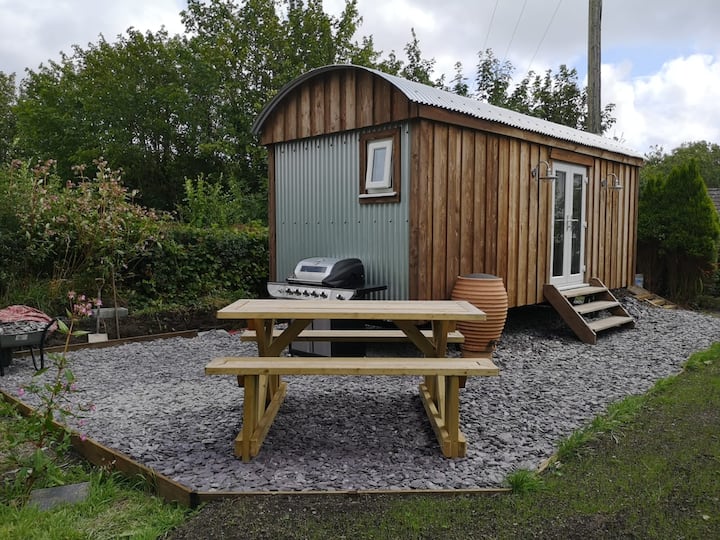 Delightful & Secluded 1 Bedroom Shepherds Hut. - Saundersfoot