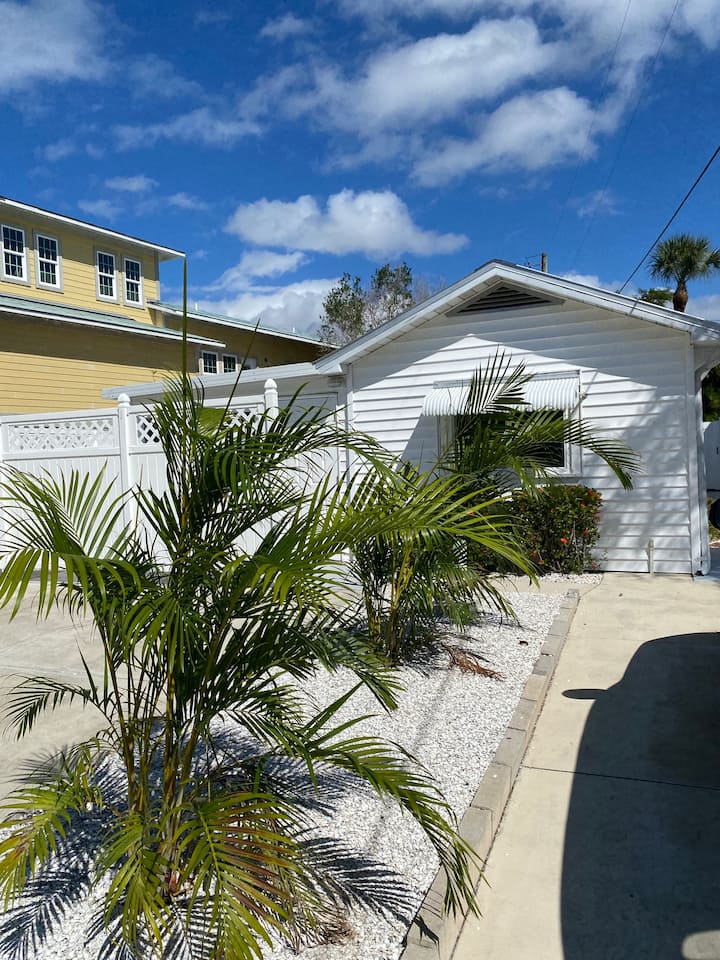 Newly Renovated Cottage 1 Block From "World Famous" Siesta Beach. - Siesta Key, FL