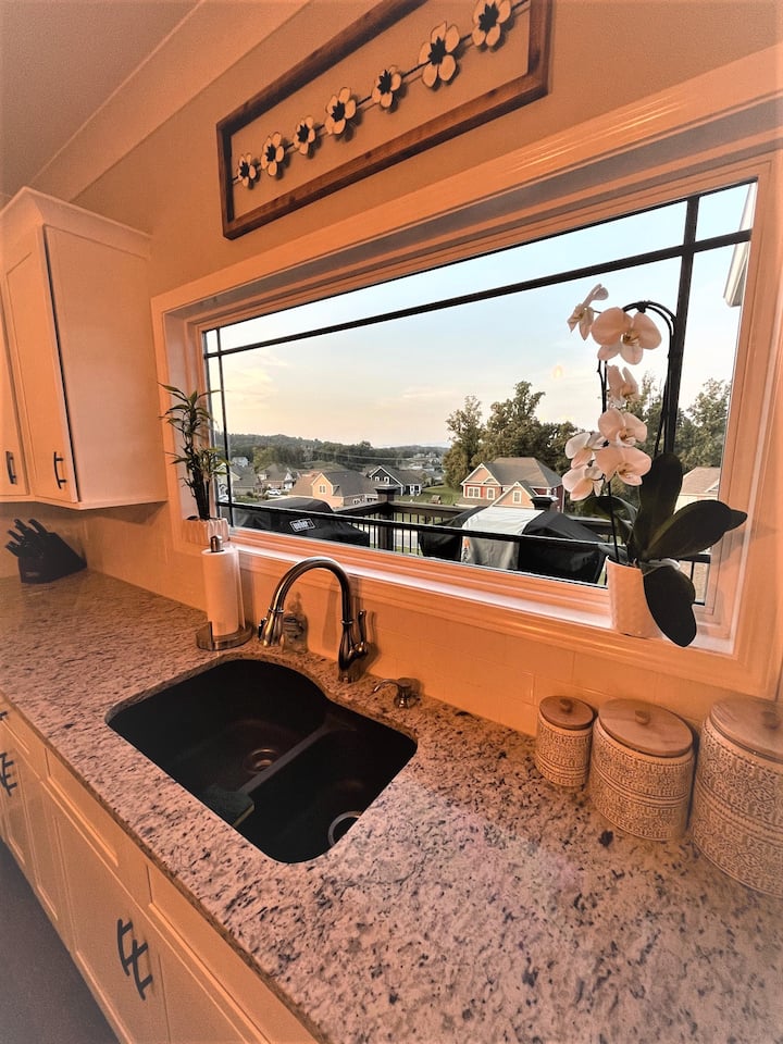 Suburban Family Oasis W/ Nursery - Fort Patrick Henry Lake, TN