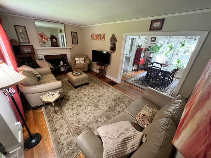Entire Cottage:
Adjustable King Bed Near Dwntwn - Signal Mountain, TN