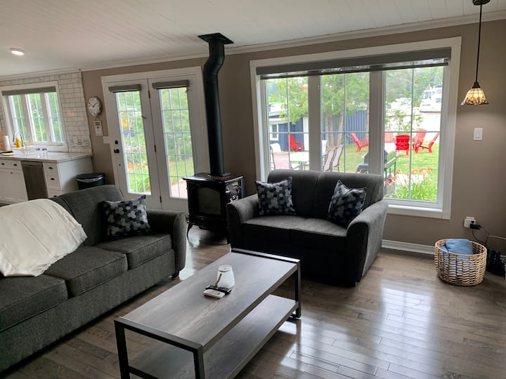 Little Blue Lakefront Cottage On Sturgeon Lake!! - Lindsay
