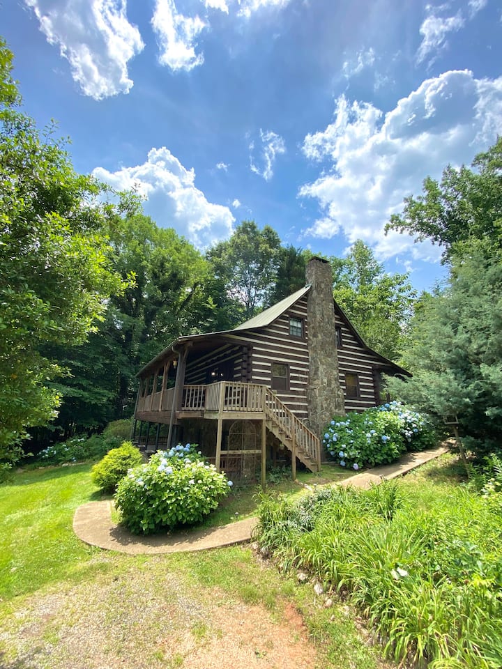 Charming Tryon Log Cabin. Great Location! - Tryon, NC