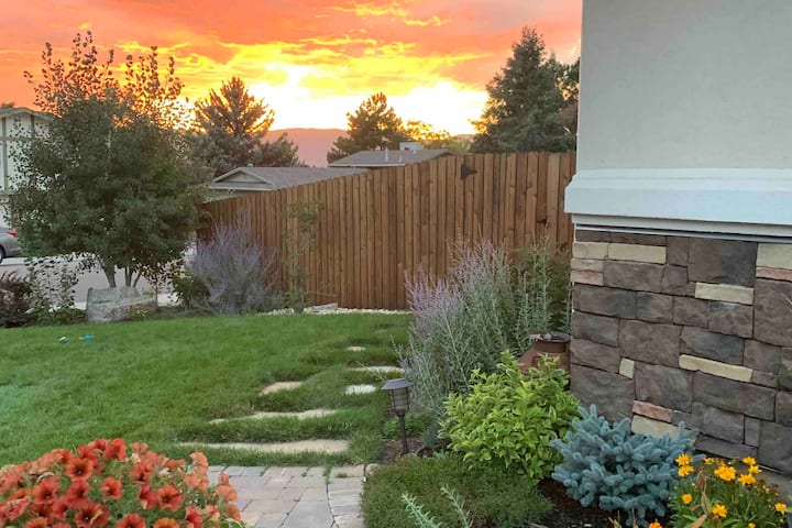 Cheerful 5-bedroom Family Friendly Home - Colorado Springs, CO