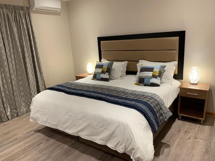 Modern 3 Bedroom, 3 Bathroom House & Indoor Braai - East London