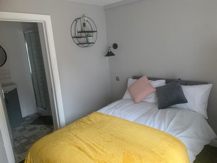 Beautiful Ensuite Room Available With Kitchen - Lutterworth
