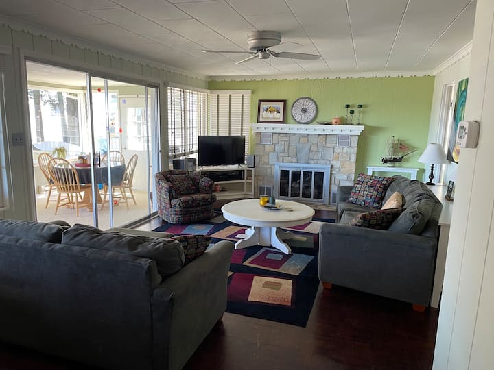 Gigi's Wonderful Lakefront Cottage - Sturgeon Bay