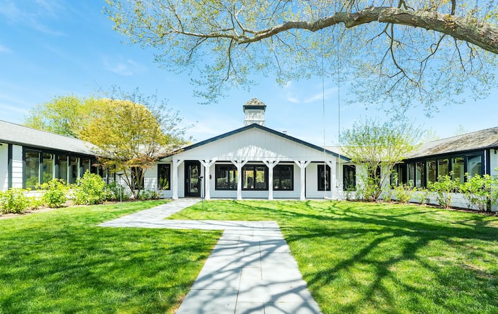 Charming 6 Br / 7.5 Ba Carriage House W/ Pool - East Hampton, NY