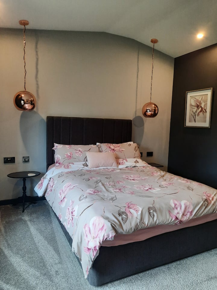 King Size Bedroom With Ensuite In Family Home - Crediton