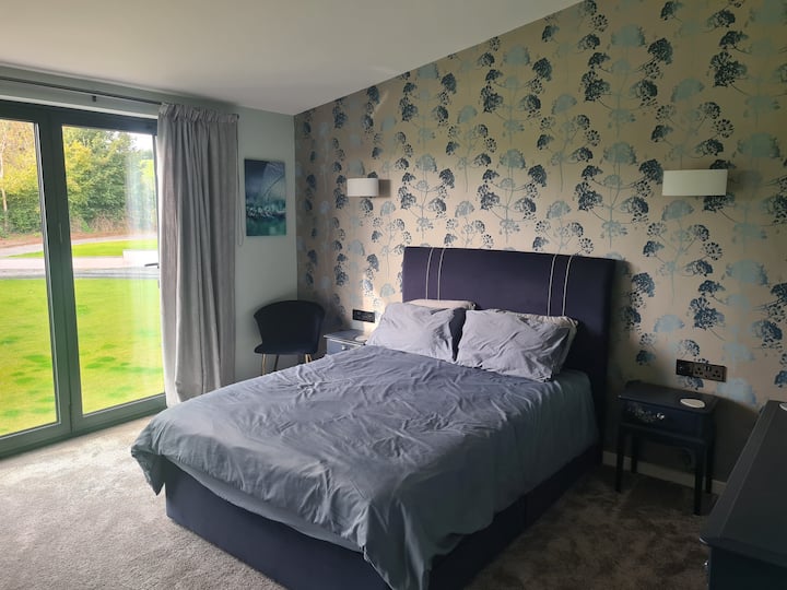 King Size Bedroom With Ensuite, Modern Family Home - Crediton