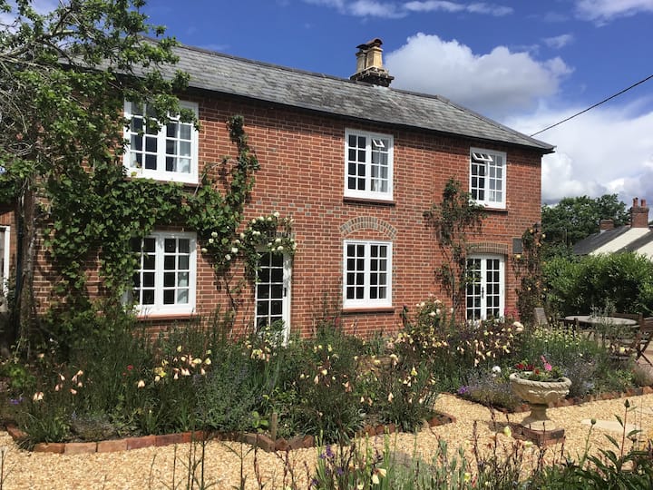 Spacious New Forest Cottage With Pretty Garden - Brockenhurst