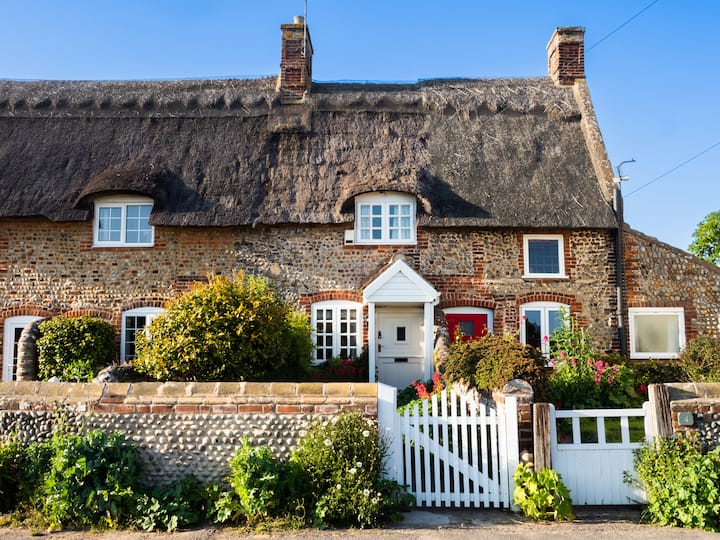 Chocolate Box Cottage - Just Yards From The Beach - Norfolk