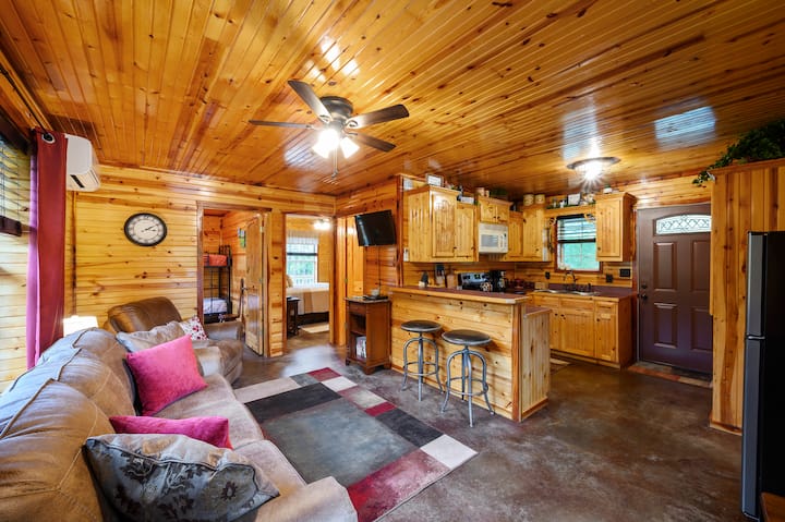 The Haven- Kiamichi Mountain Riverside Cabin - Oklahoma