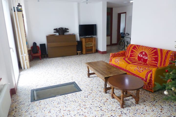 Coin De Paradis Dans Une Ancienne éPicerie Typique - Paris