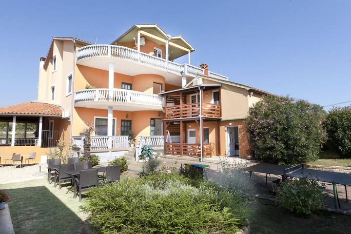 Apartman Sa Pogledom Na Bazen I Vrt - Pula