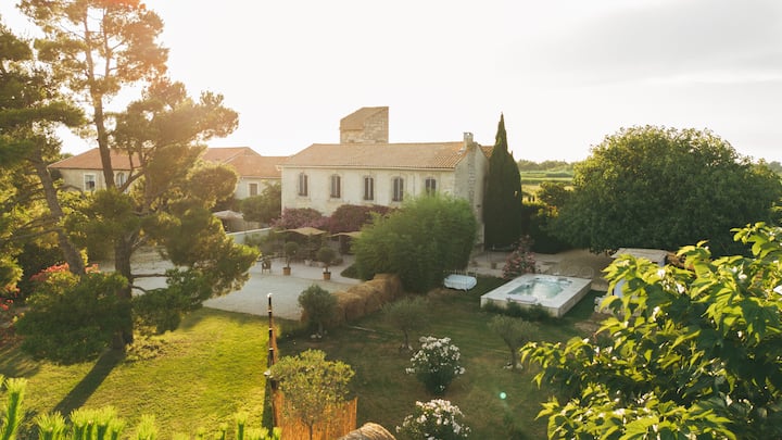 Gîte Avec Spa De Nage Et Bassin 15 Personnes - Arlés