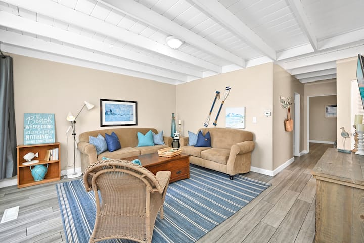 2 Bedroom Upper Apt W/ Patio 1 Block From Beach - Newport Beach, CA