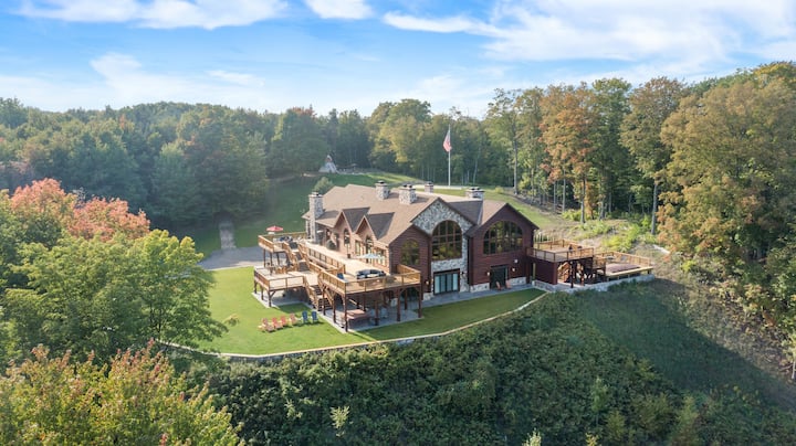 Epic Torch Lake Vacation Lodge-nearby Lake Access - Michigan