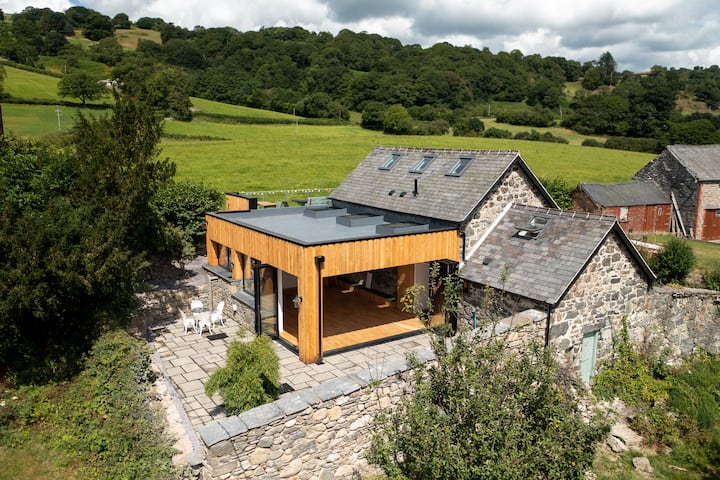 Beautiful, Cosy Barn Conversion, Sleeps 12 - Bala